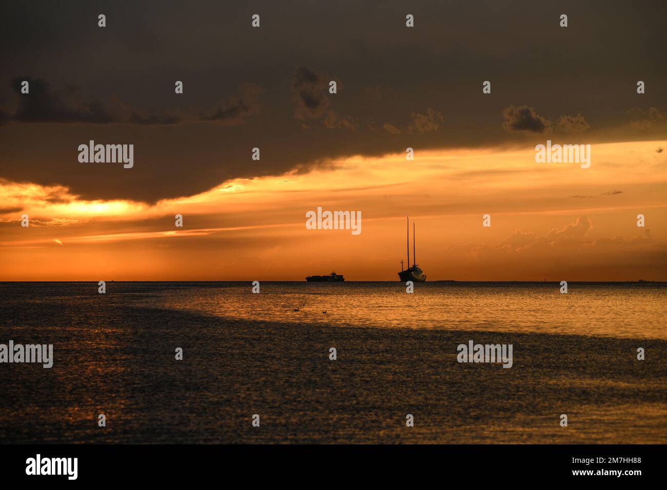 Sailing ships sunset hi-res stock photography and images - Alamy
