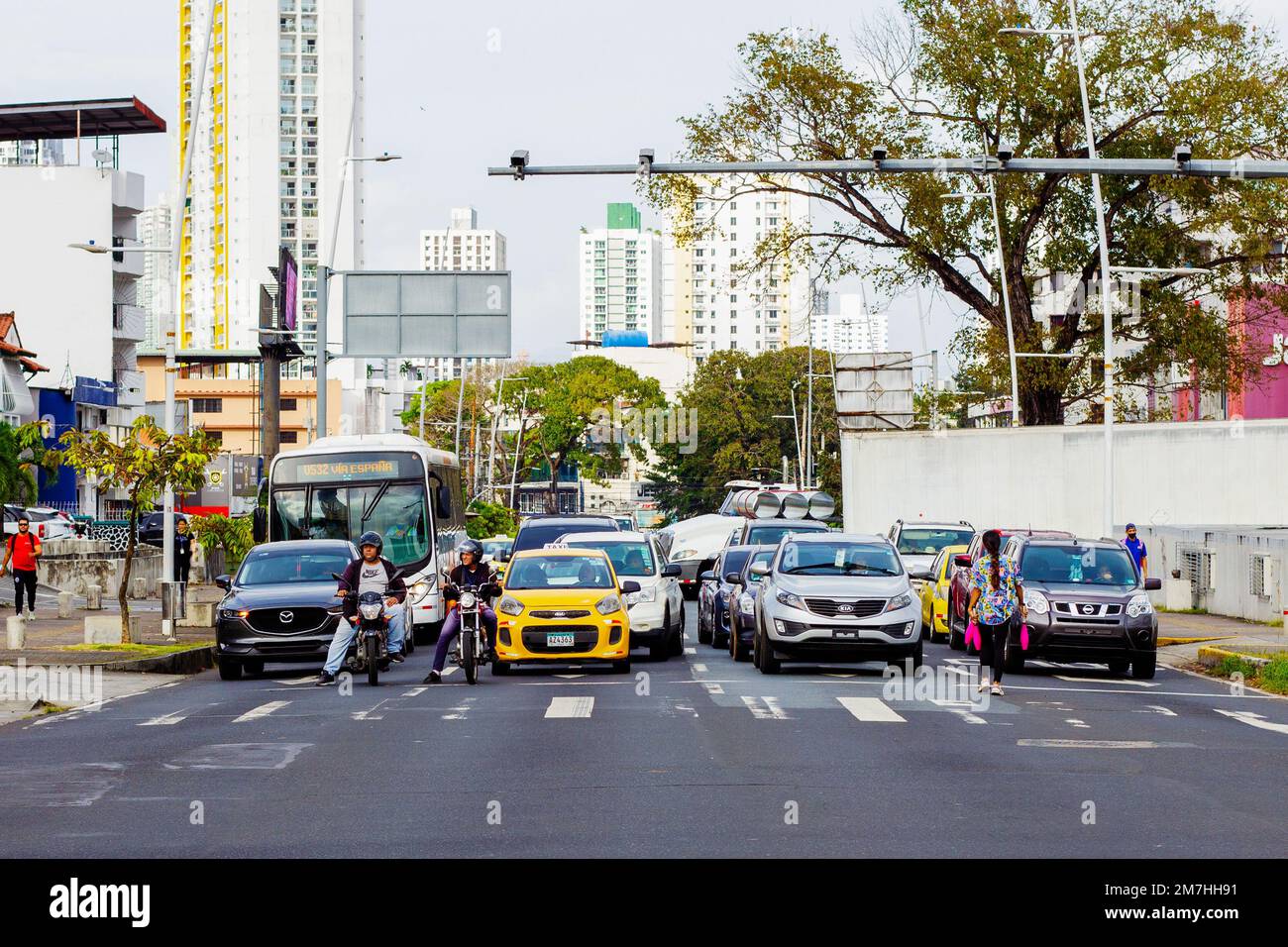 traffic stopped by traffic lights Stock Photo - Alamy