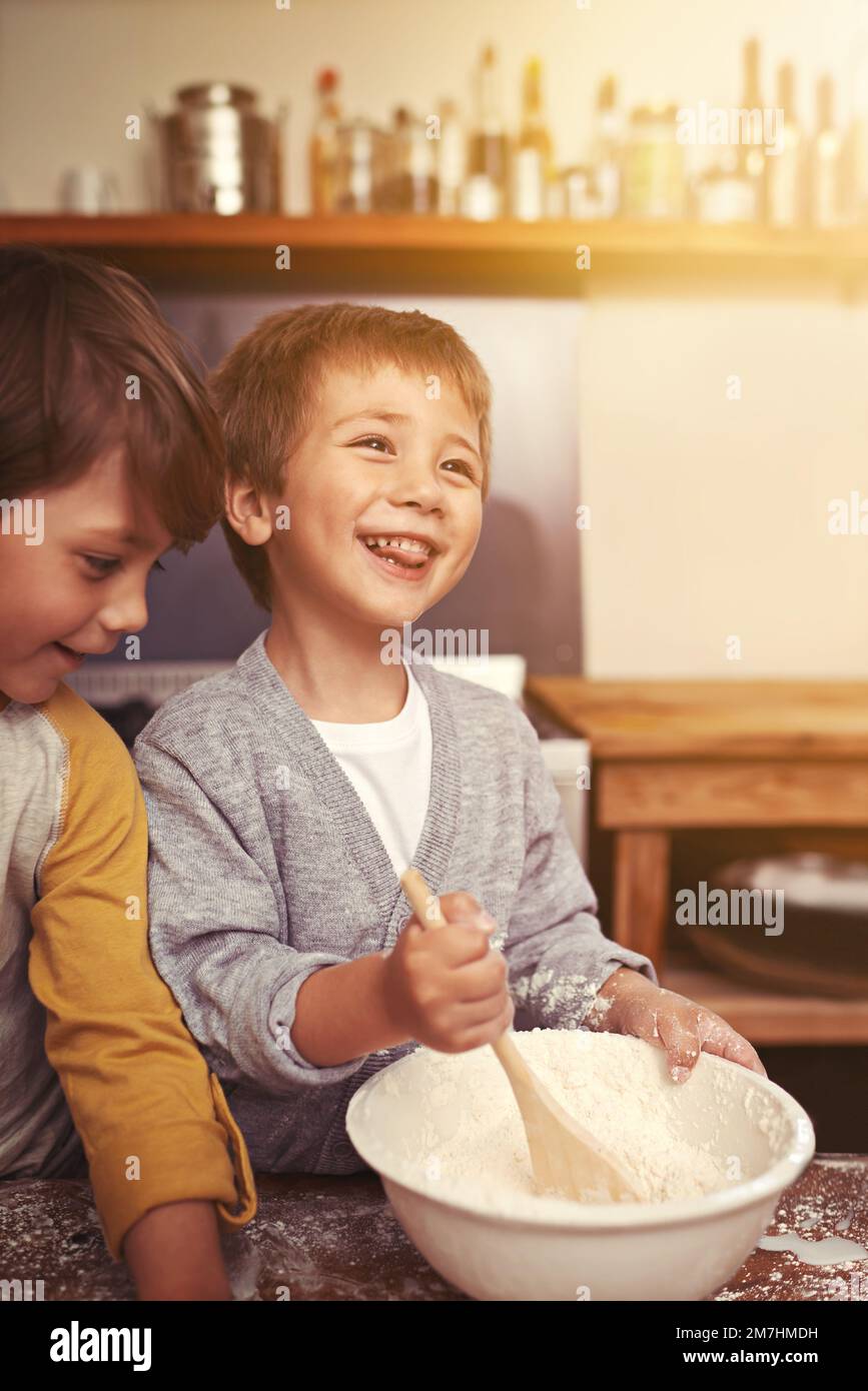 Boys in a kitchen hi-res stock photography and images - Alamy