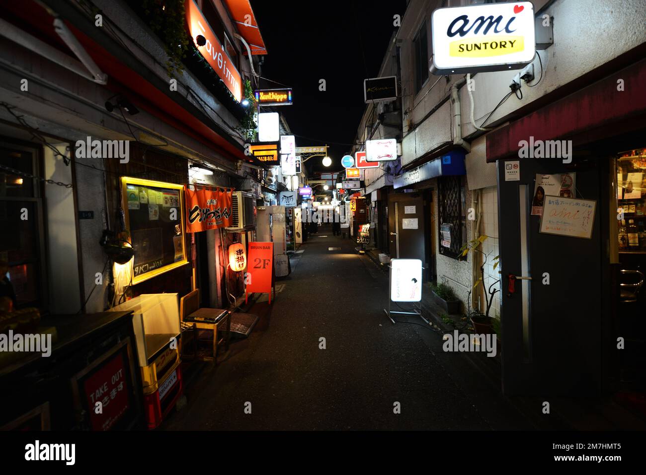 Bars in the alleys of Golden Gai, Shinjuku, Tokyo, Japan Stock Photo ...
