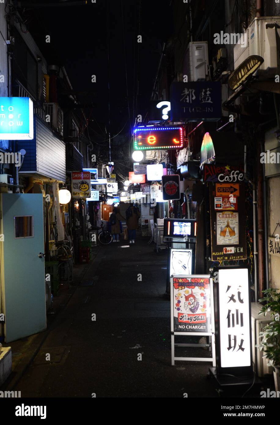 Bars in the alleys of Golden Gai, Shinjuku, Tokyo, Japan Stock Photo ...