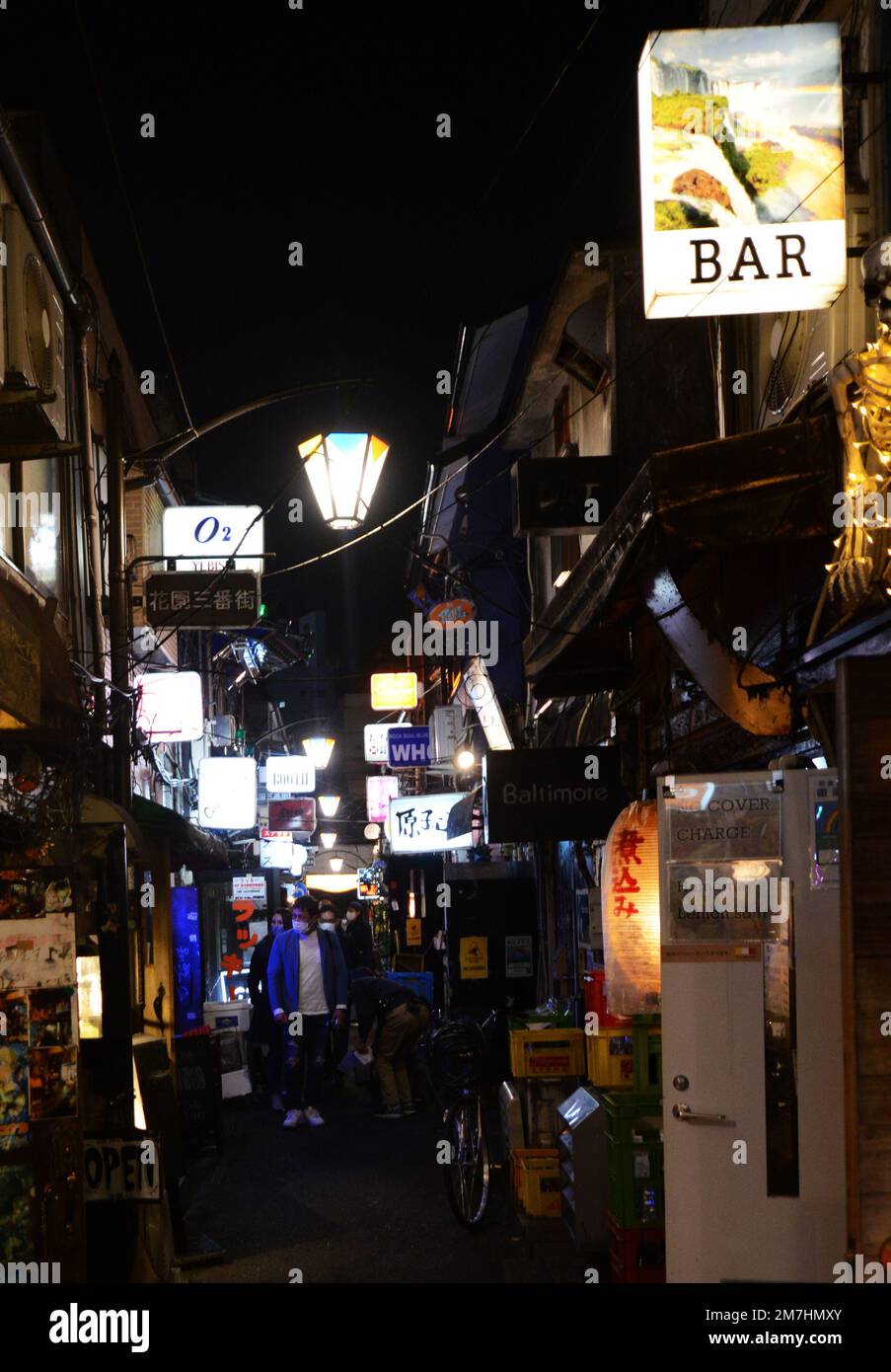 Bars in the alleys of Golden Gai, Shinjuku, Tokyo, Japan Stock Photo ...