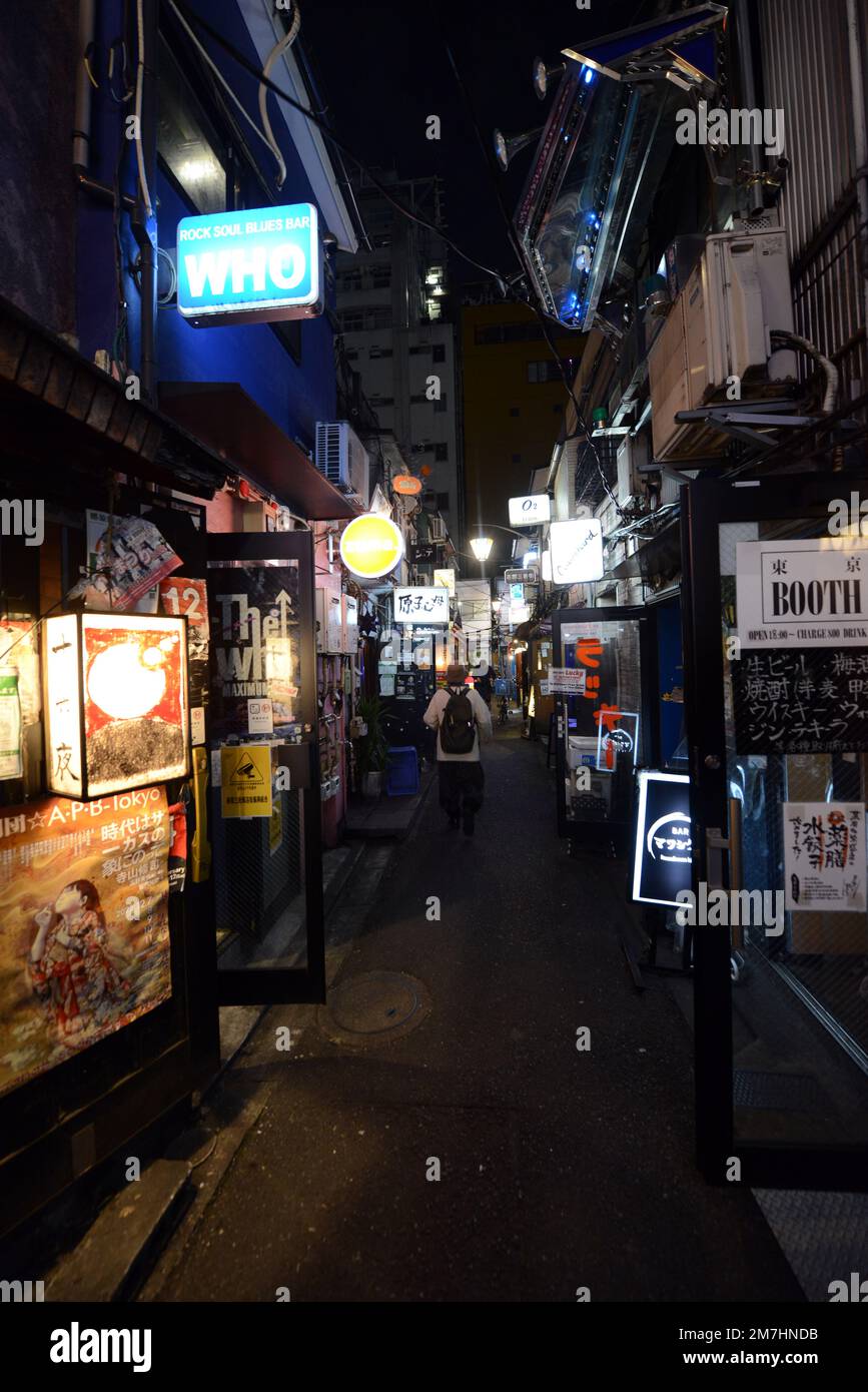 Bars in the alleys of Golden Gai, Shinjuku, Tokyo, Japan Stock Photo ...