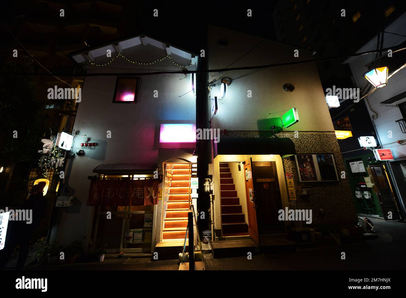 Bars in the alleys of Golden Gai, Shinjuku, Tokyo, Japan Stock Photo ...