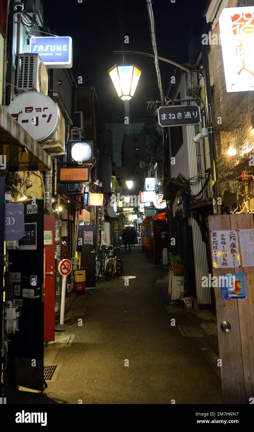 Bars in the alleys of Golden Gai, Shinjuku, Tokyo, Japan Stock Photo ...