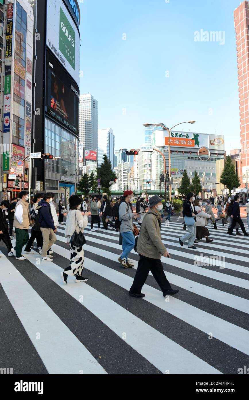 Pedestrians crossing the street in Shinjuku, Tokyo, Japan Stock Photo ...