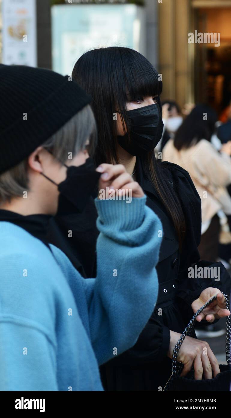 Couple wearing surgical mask hi-res stock photography and images - Alamy