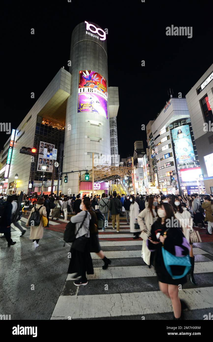 The busy pedestrian crossings under 109 Shibuya, Tokyo, Japan Stock ...