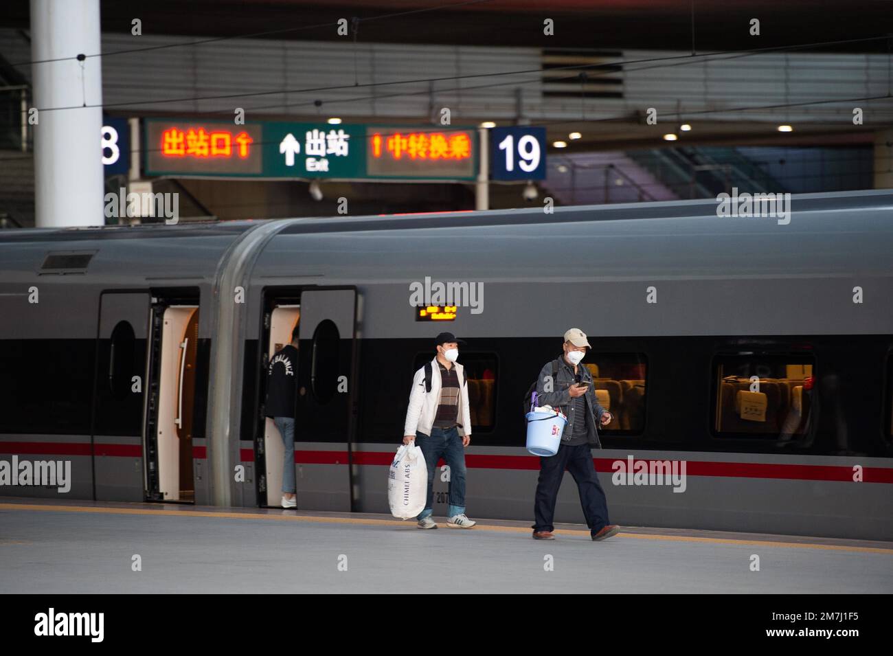 On the first day of the spring festival travel rush, Shenzhen North ...