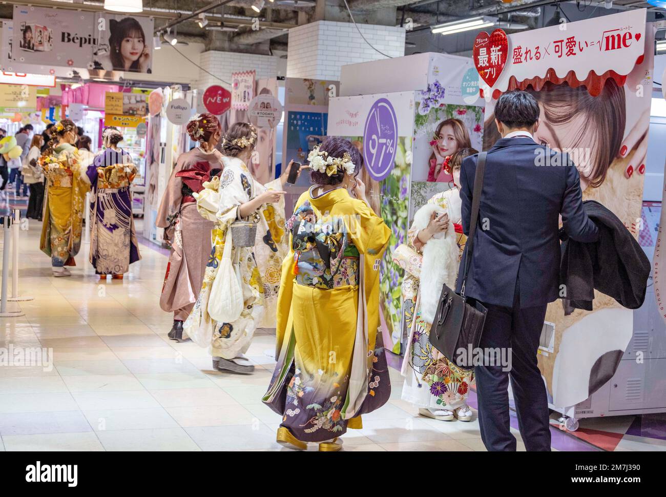 Japanese girls in photo booths. Shibuya Distric, Tokyo, Japan Stock ...