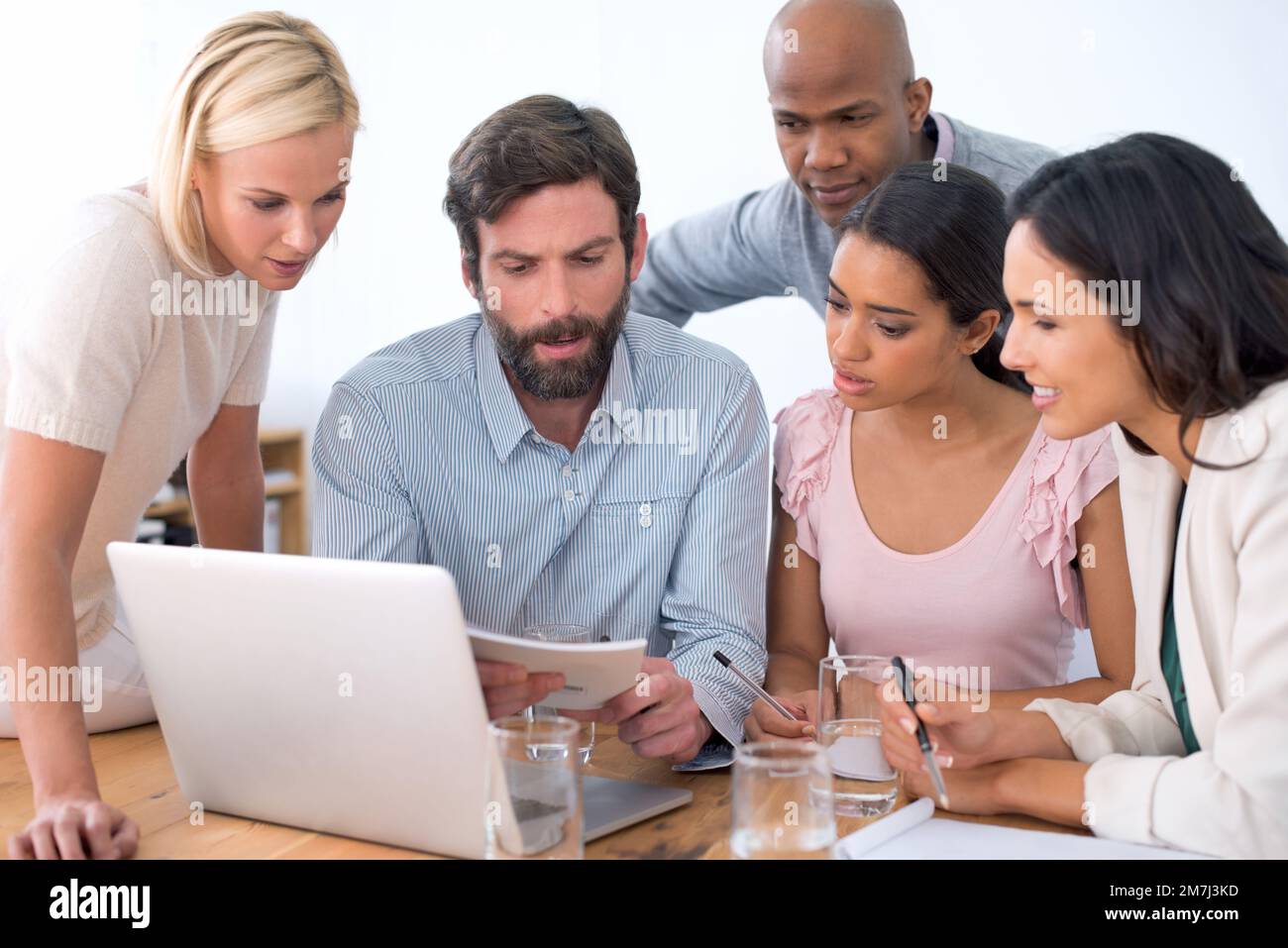 Group discussion work place hi-res stock photography and images - Alamy