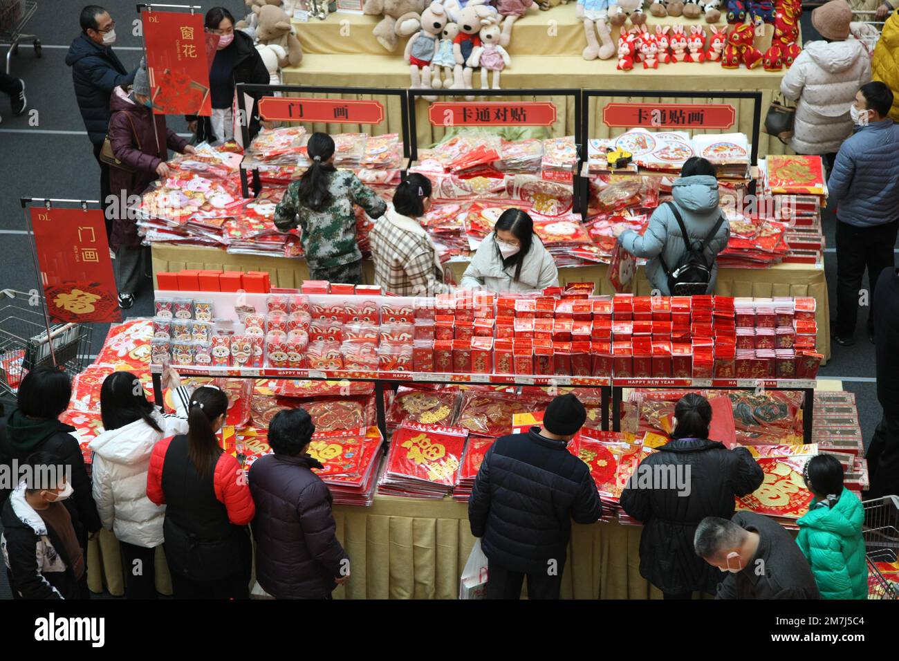 All kinds of spring festival goods attract people to buy in Xuchang ...