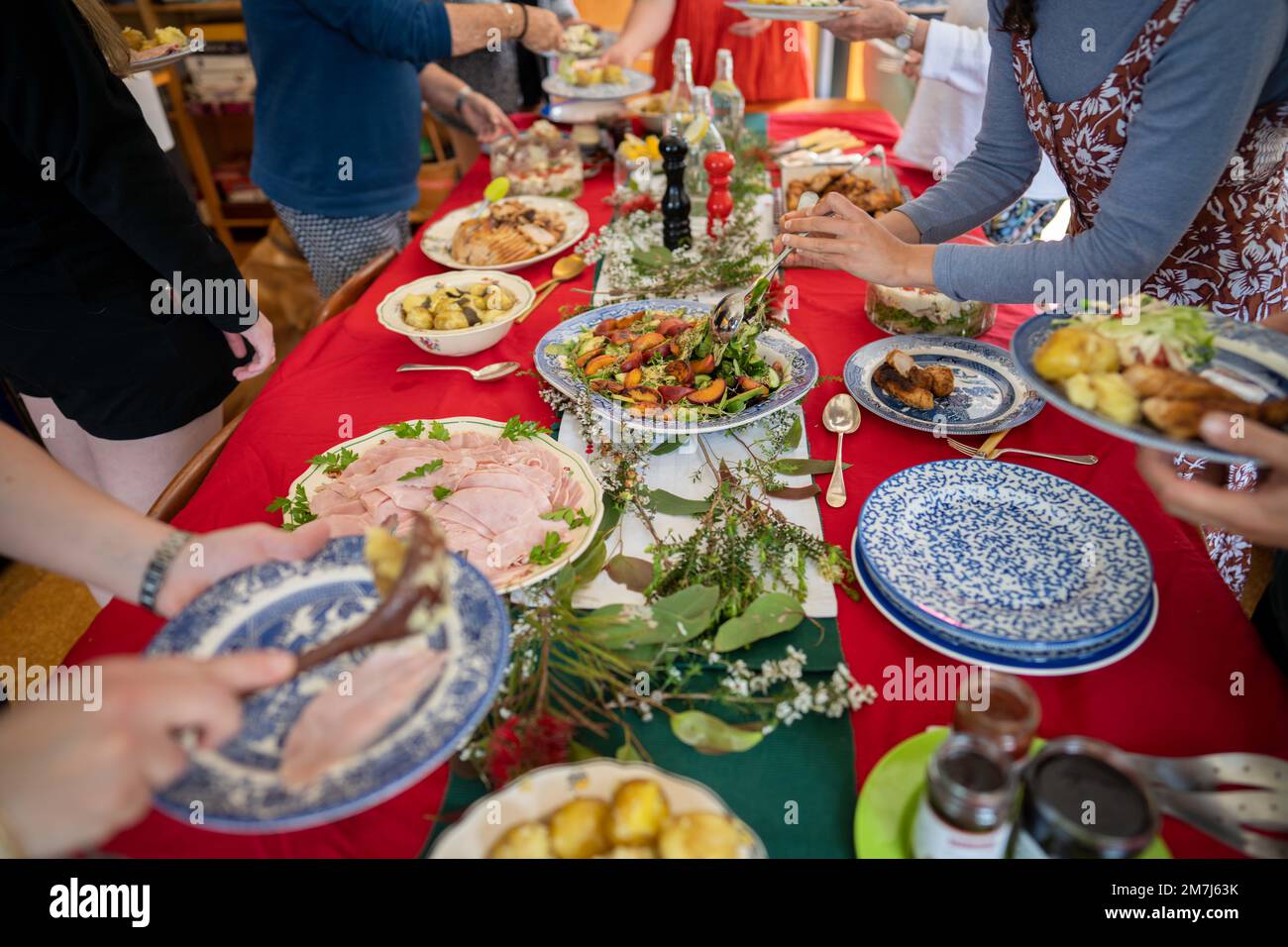 Australian family christmas lunch hi-res stock photography and images ...