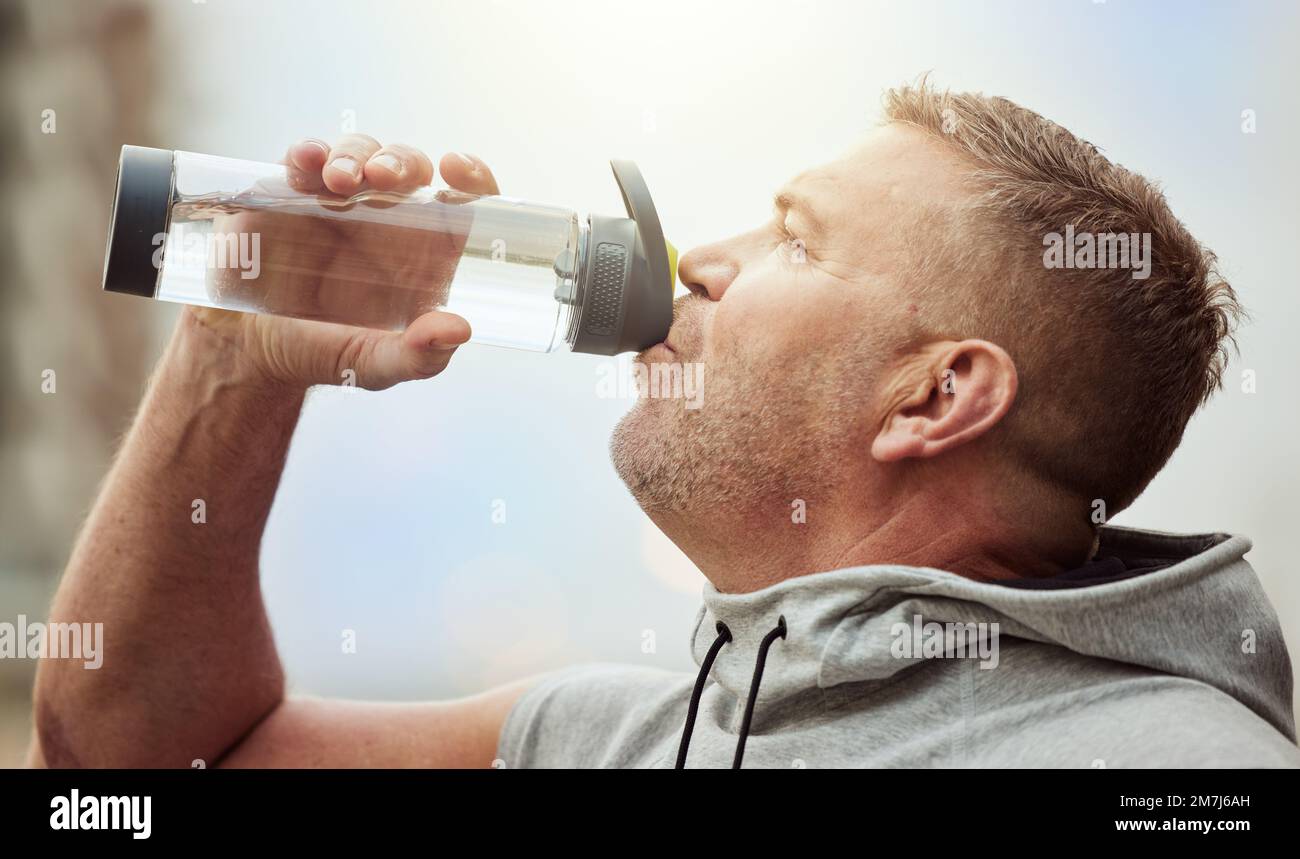 Fitness man runner drinking water hi-res stock photography and images ...