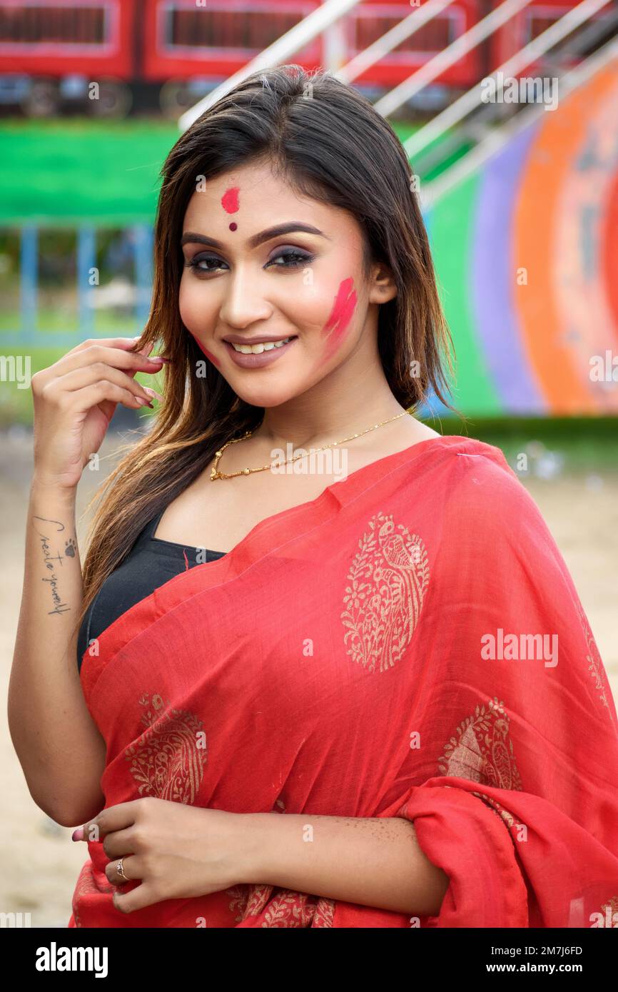 Bengali woman in saree hi-res stock photography and images - Alamy