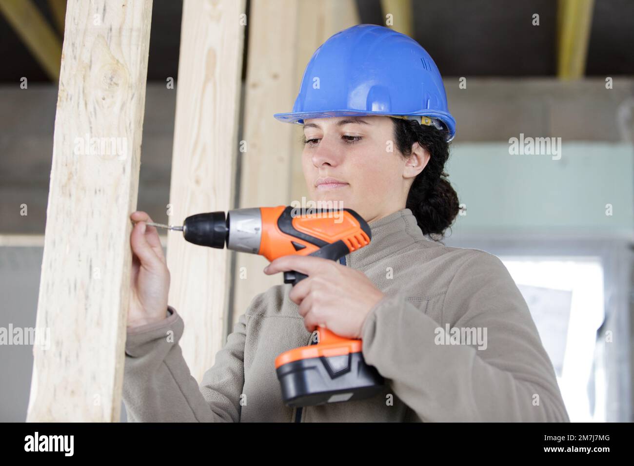 female labourer using a cordless drill Stock Photo - Alamy