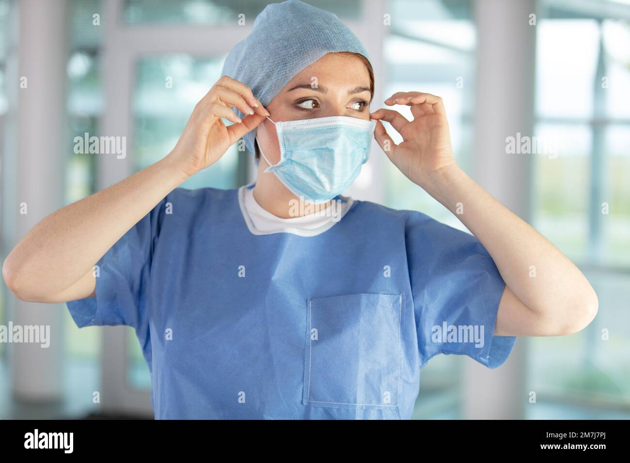 doctor nurse smiling behind surgeon mask Stock Photo - Alamy