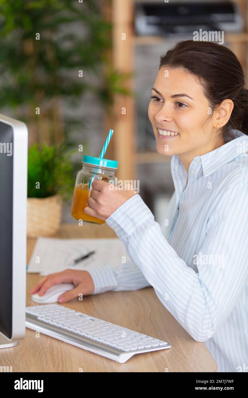 Woman tropical drink computer hi-res stock photography and images - Alamy
