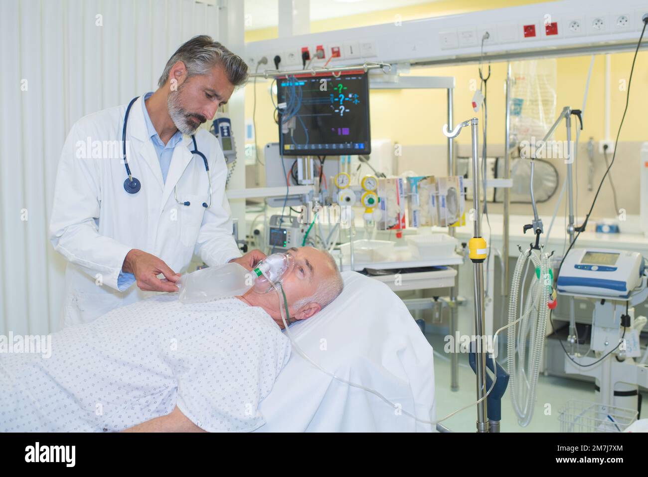 Doctor assisting patient oxygen hi-res stock photography and images - Alamy