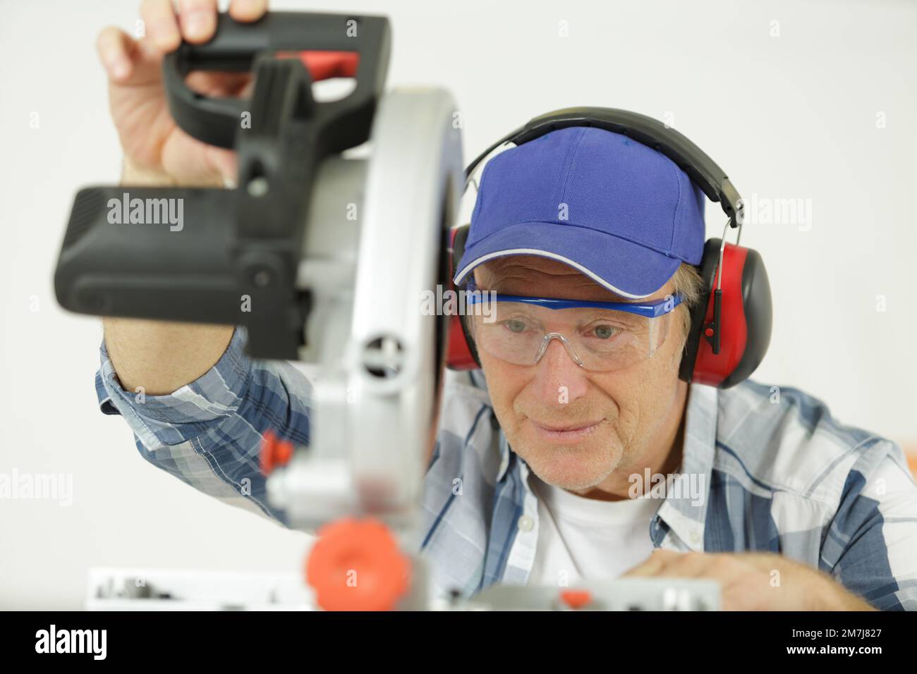 mature man using circular saw Stock Photo - Alamy