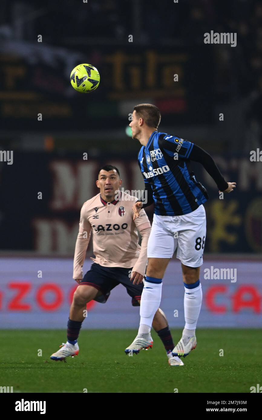 Mario Pasalic (Atalanta)Gary Medel (Bologna) during the Italian "Serie ...