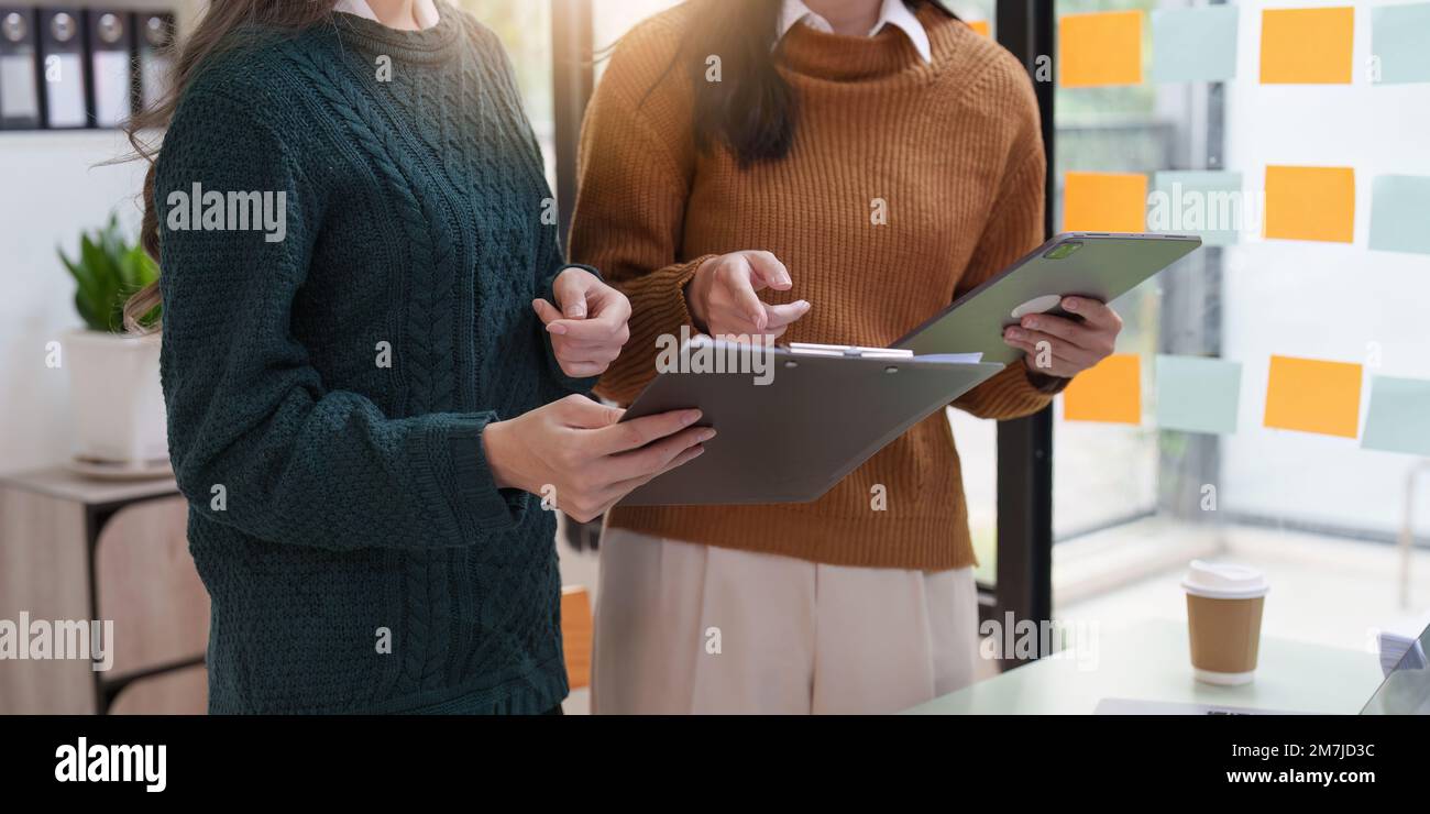 Asian business meeting analyze hi-res stock photography and images - Alamy