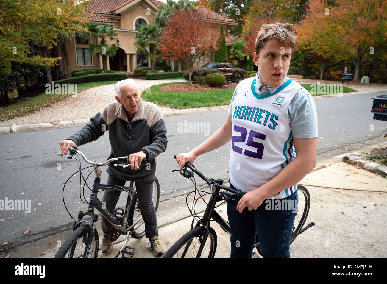 Charlotte, North Carolina, USA. 31st Oct, 2022. Terry Russell tries to ...