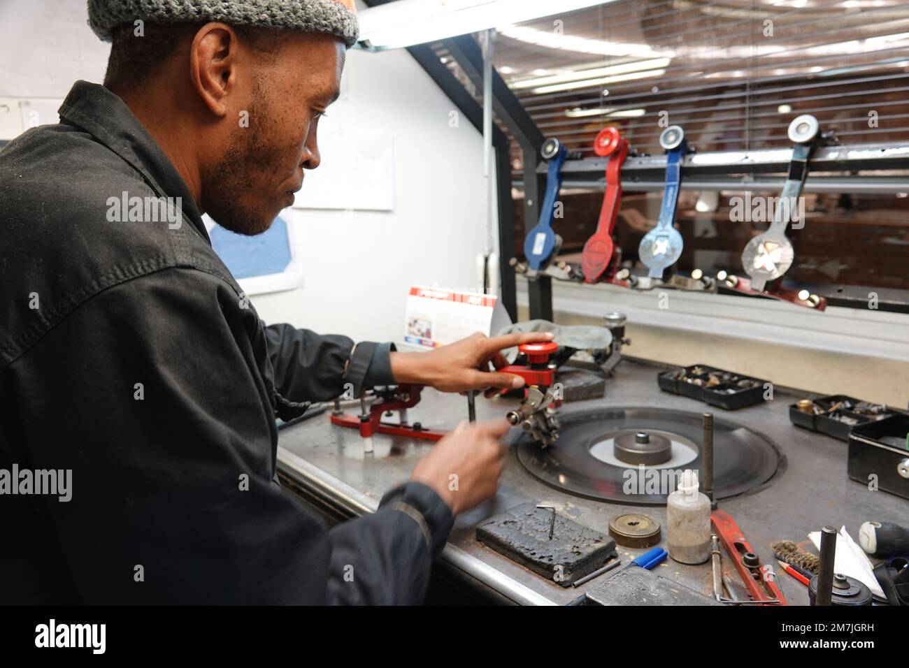 Kapstadt, South Africa. 26th Oct, 2022. Moloko Manyama cuts a diamond ...