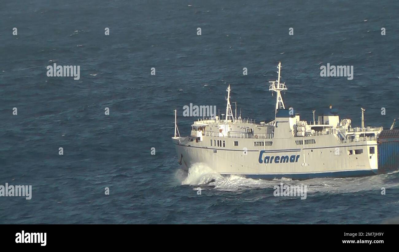 Isola di Capri (Italia): traghetto Caremar Driade naviga nel mare ...