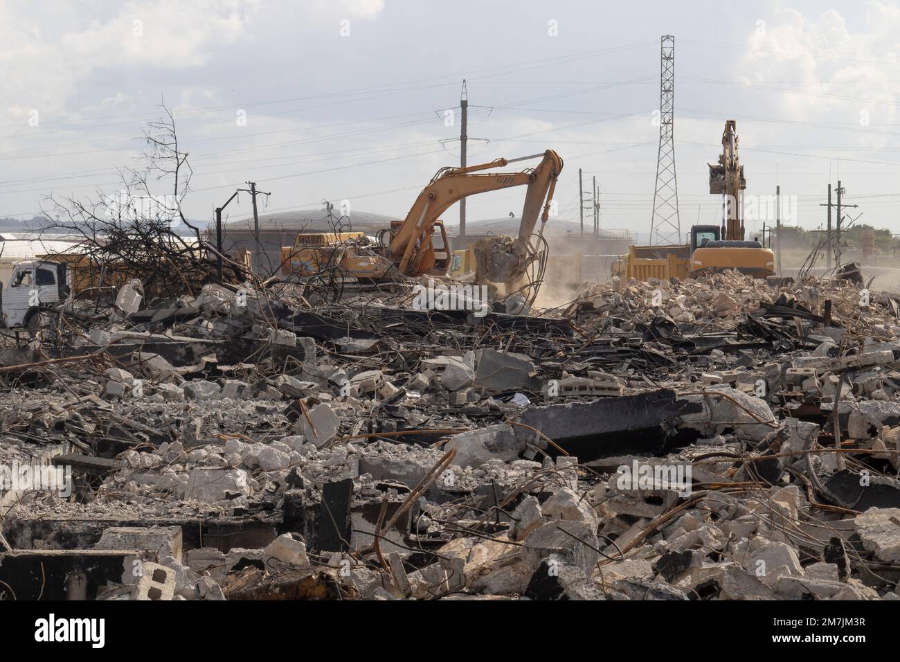 An excavator loading rubble into a dump truck Stock Photo - Alamy