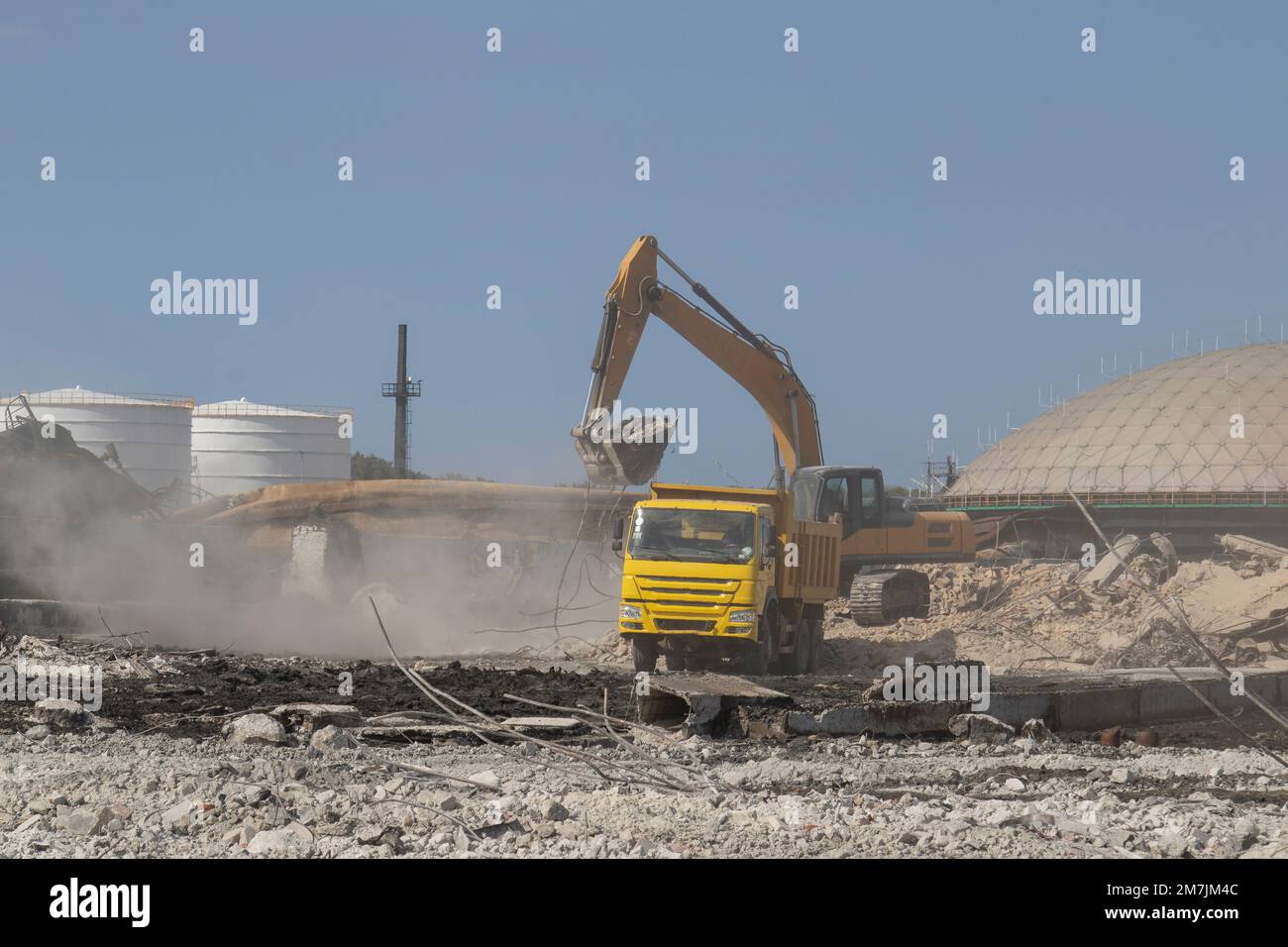 An excavator loading rubble into a dump truck Stock Photo - Alamy