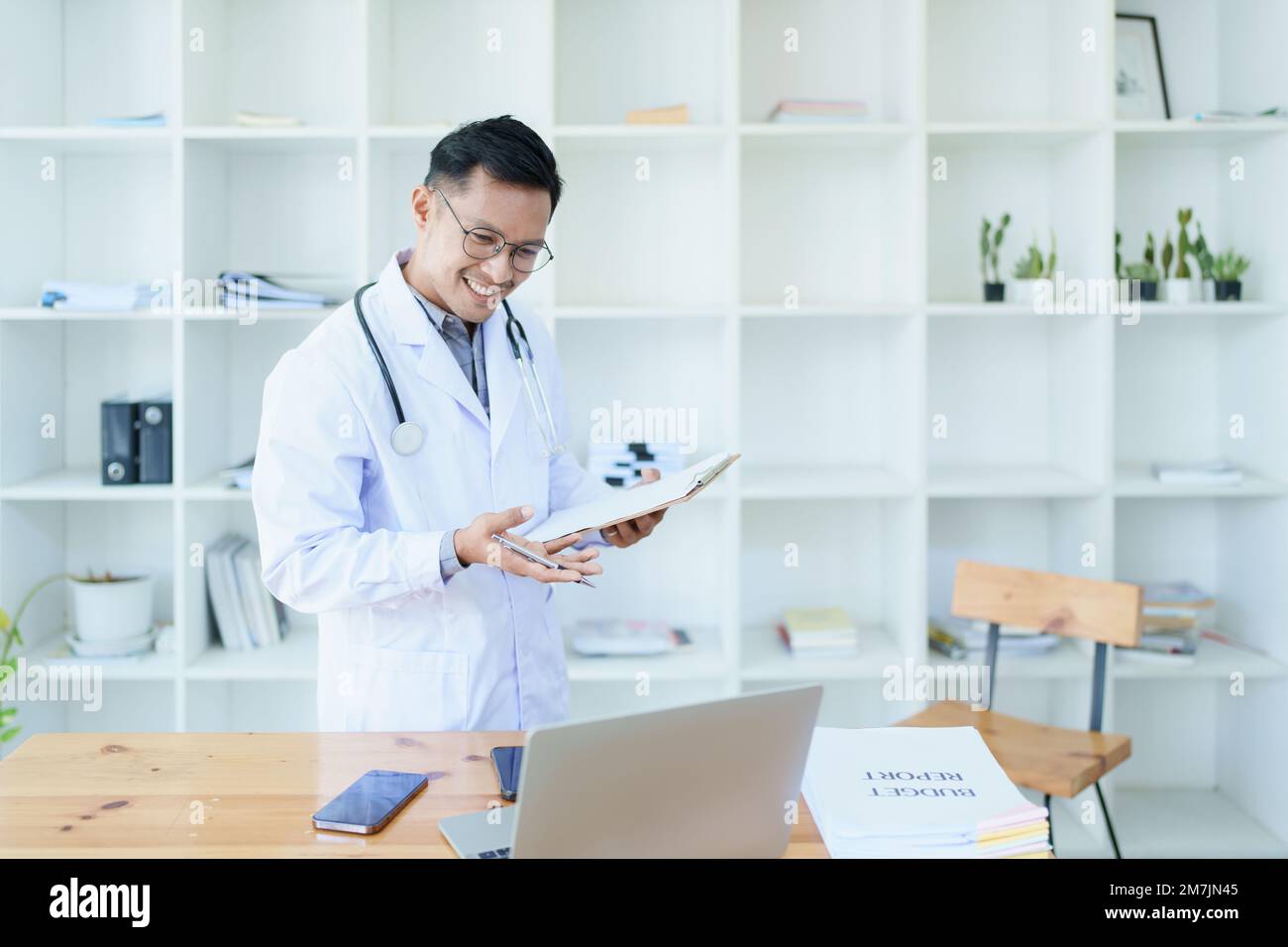 Patient chart computer hi-res stock photography and images - Alamy