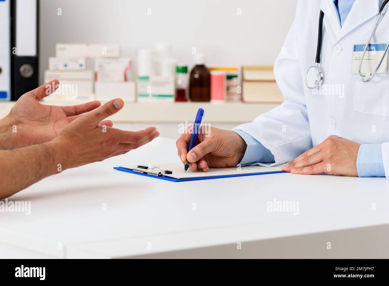 Doctor patient dialogue hi-res stock photography and images - Alamy