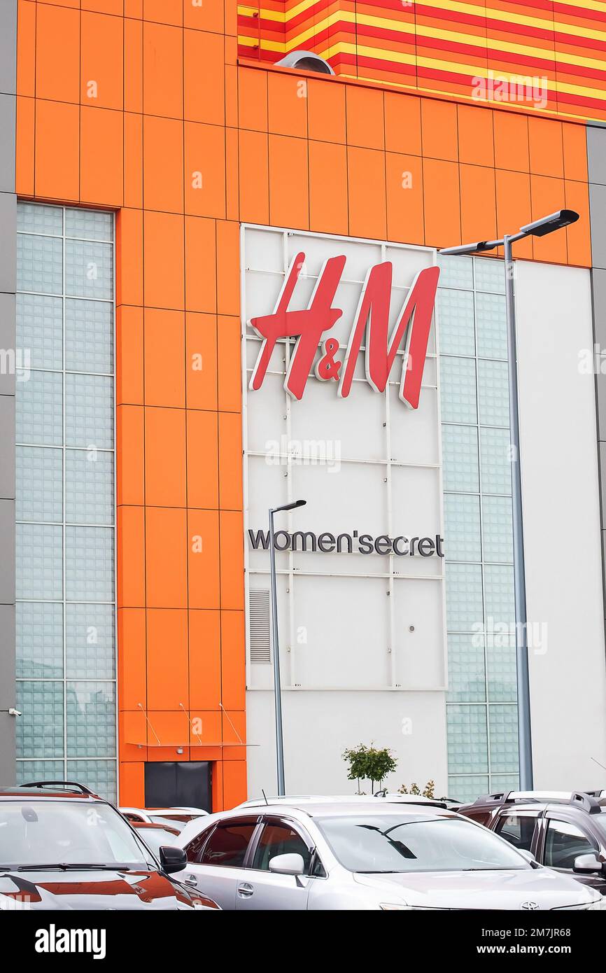 Belarus, Minsk - 26 september, 2022: Shop sign H and M Stock Photo - Alamy