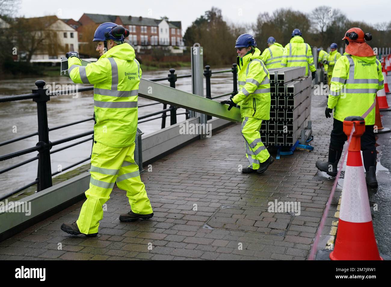 Workers from the Environment Agency install flood defences in Bewdley ...