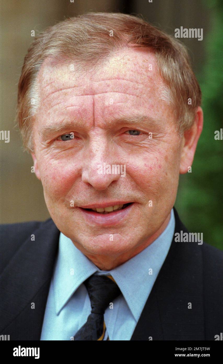 Sir tom farmer kwik fit hi-res stock photography and images - Alamy