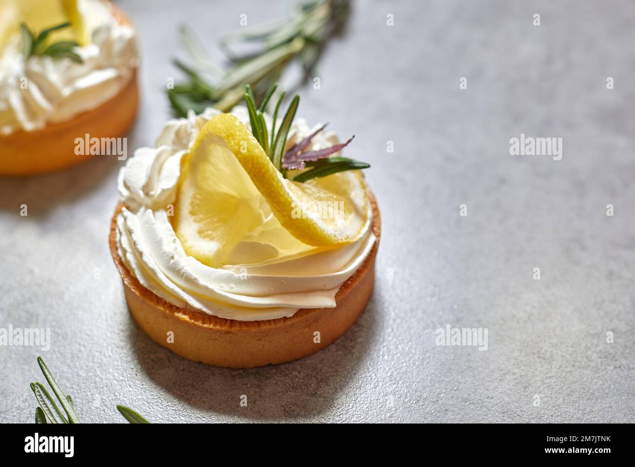Lemon tart, Homemade shortbread mini tart cakes with lemon curd and ...