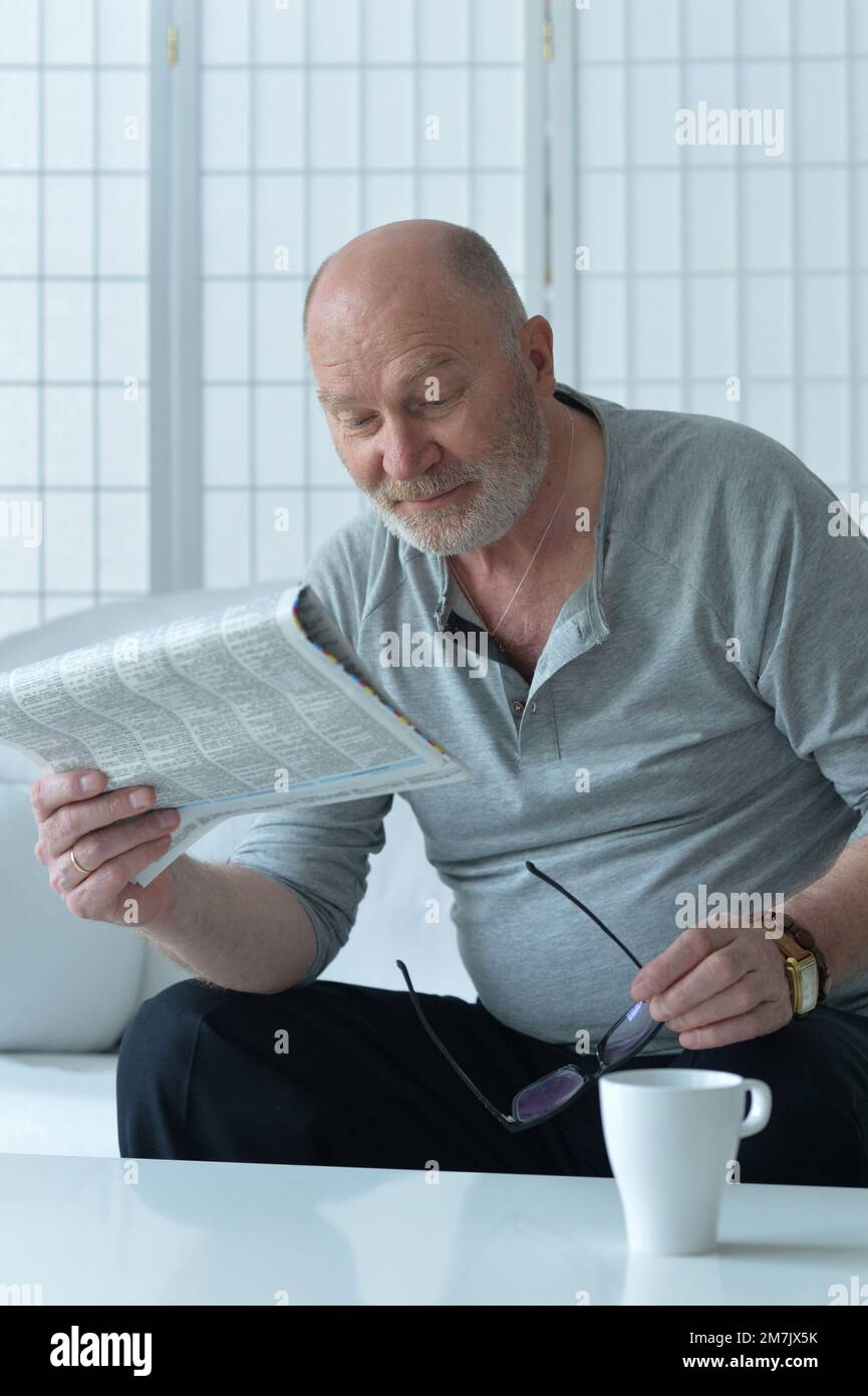 Old man reading newspaper hi-res stock photography and images - Alamy