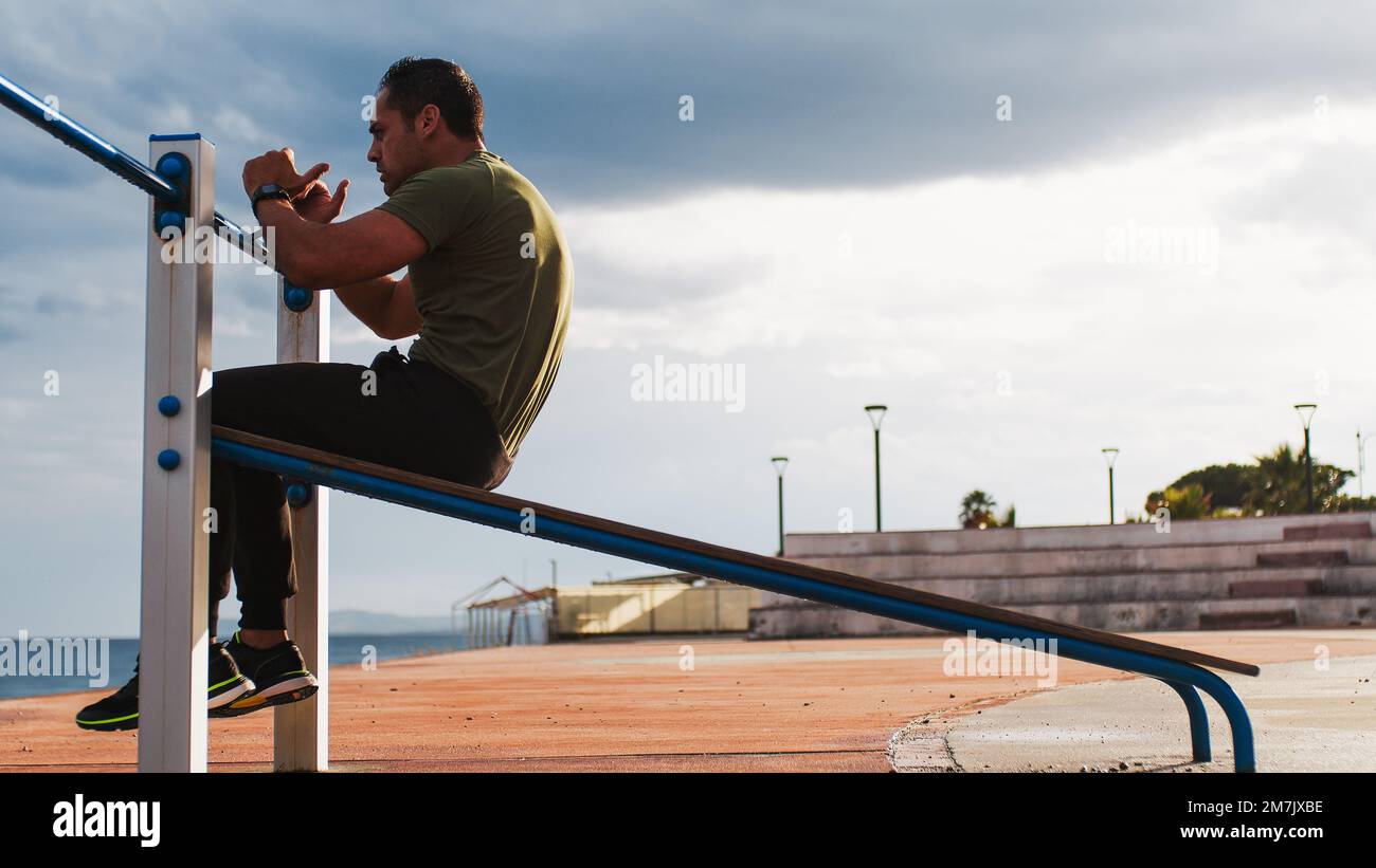 Guy doing abs exercises hi-res stock photography and images - Alamy