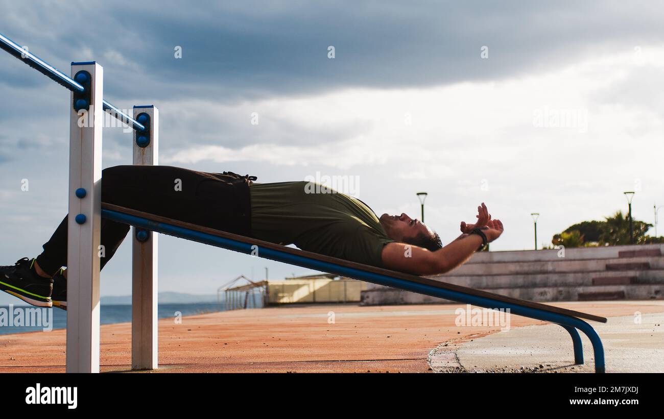Guy doing abs exercises hi-res stock photography and images - Alamy