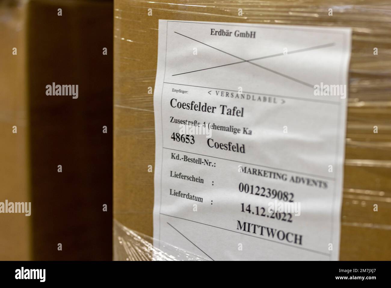Coesfeld, Germany. 15th Dec, 2022. A delivery bill on a box of food ...