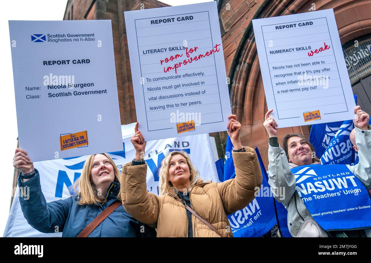 Members of NASUWT the Teachers' Union, deliver a 'report card' outside ...