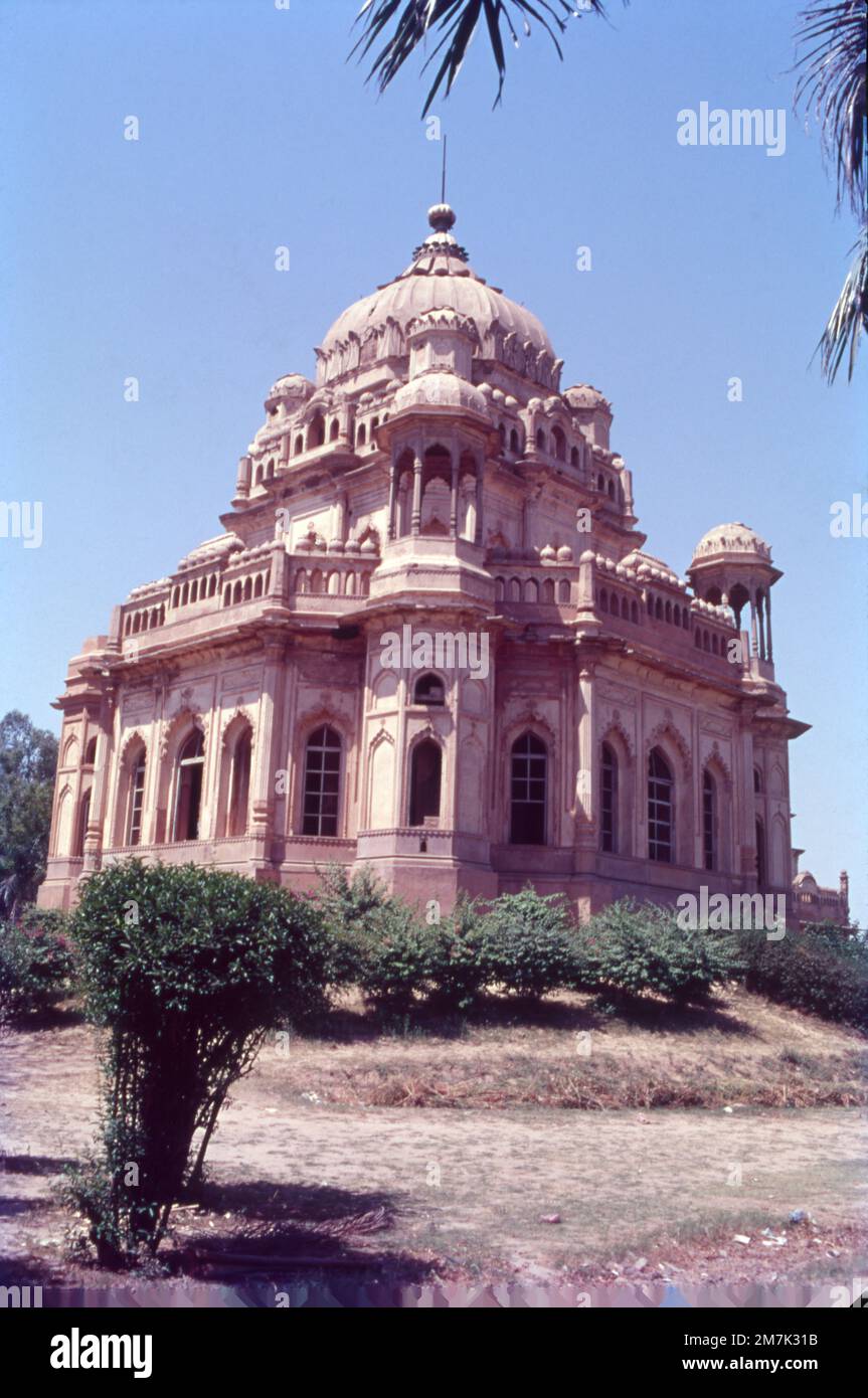Mushir Zadi Tomb stands close to Saadat Ali Khan Tomb. It is built with ...