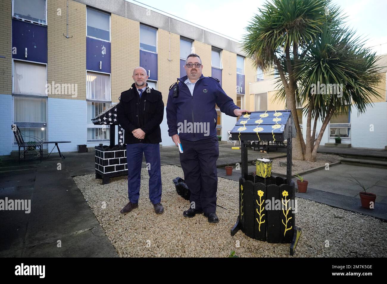 Chief officer Brian Cahill (right) and assistant Governor David ...