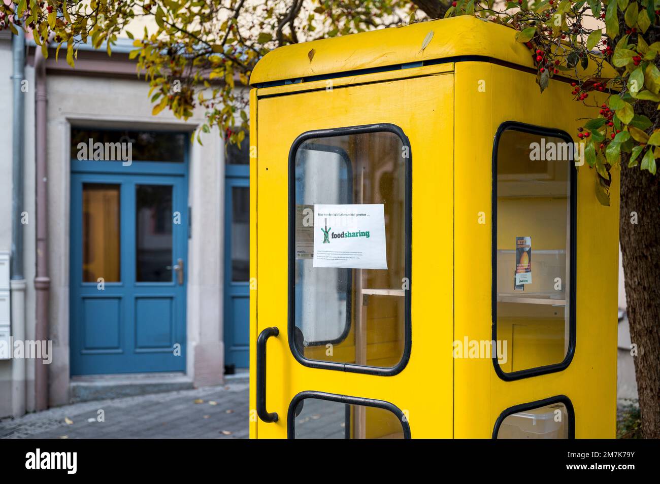 Coburg, Germany. 09th Dec, 2022. A foodsharing station in a yellow ...