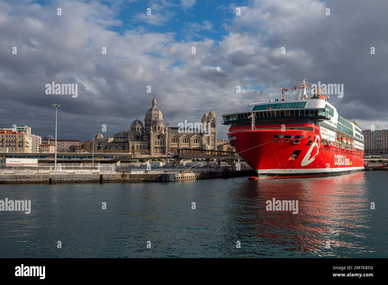 Línea de ferry hi-res stock photography and images - Alamy