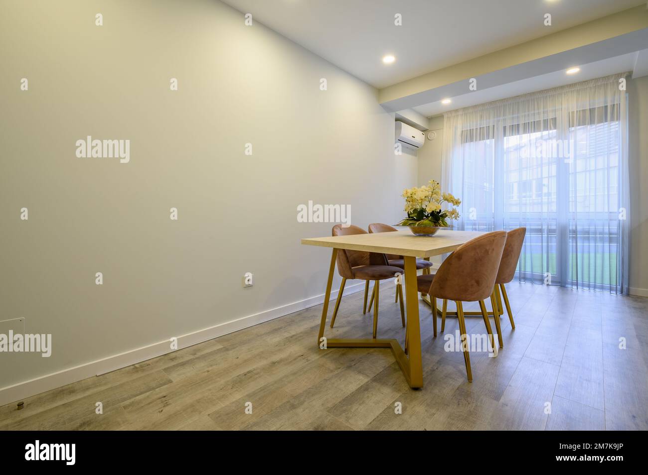 Beige wall color hi-res stock photography and images - Alamy