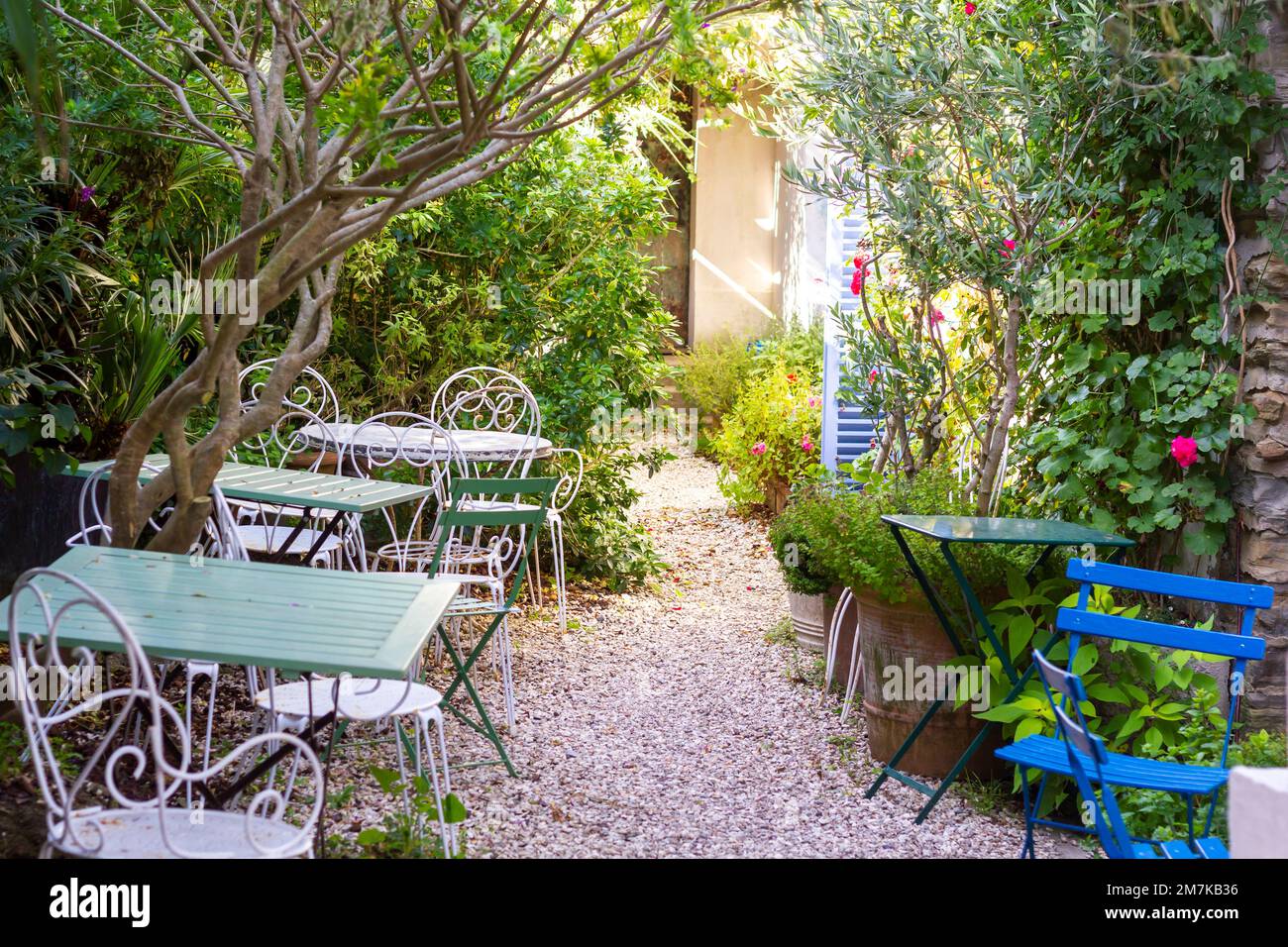 Cafe terrace garden hi-res stock photography and images - Alamy