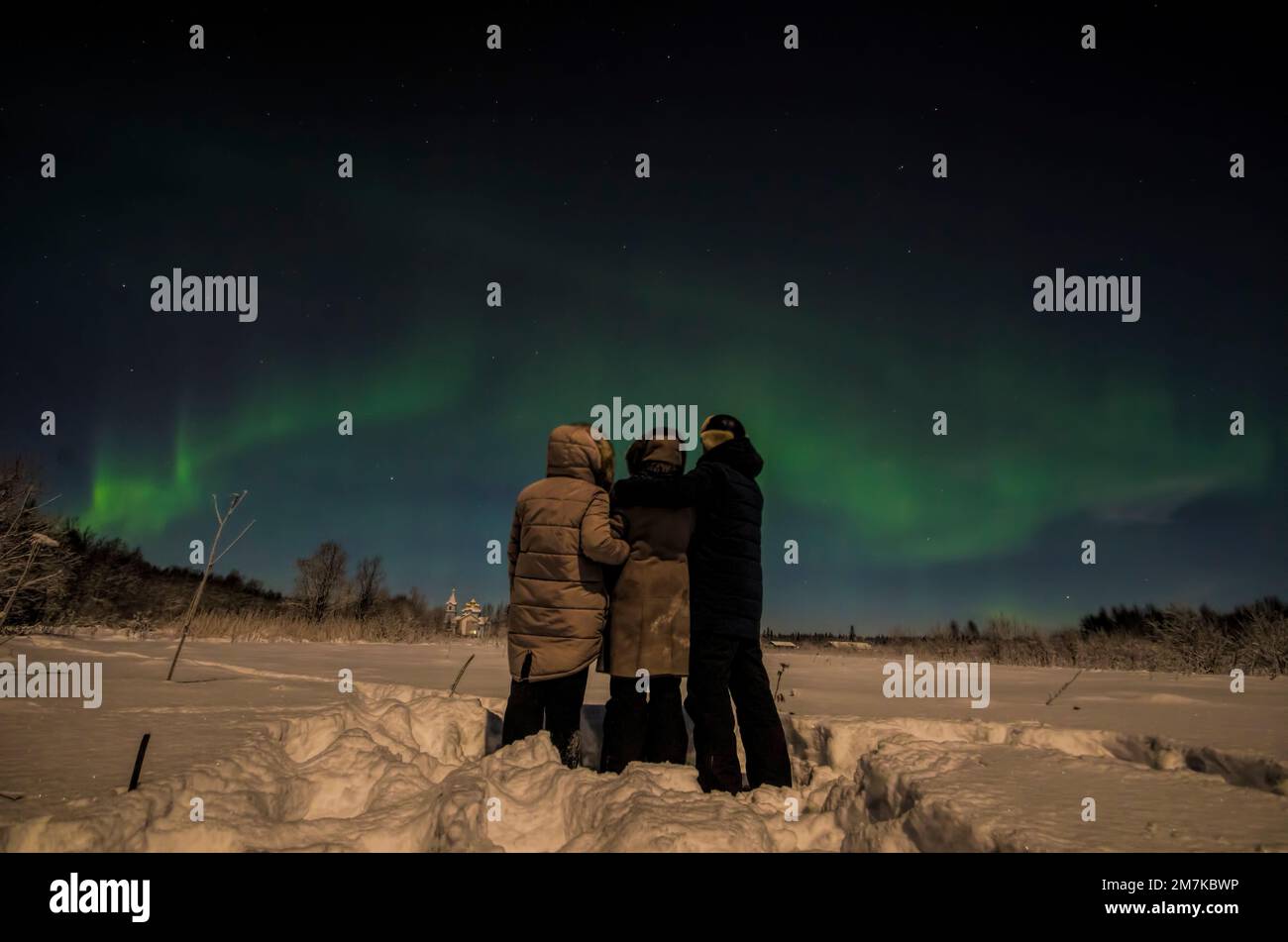 The family watches the northern lights. Aurora Hunt Stock Photo - Alamy
