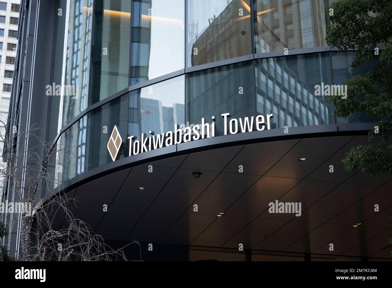 Tokyo, Japan. 3rd Jan, 2023. Tokiwabashi Tower, a major office building ...
